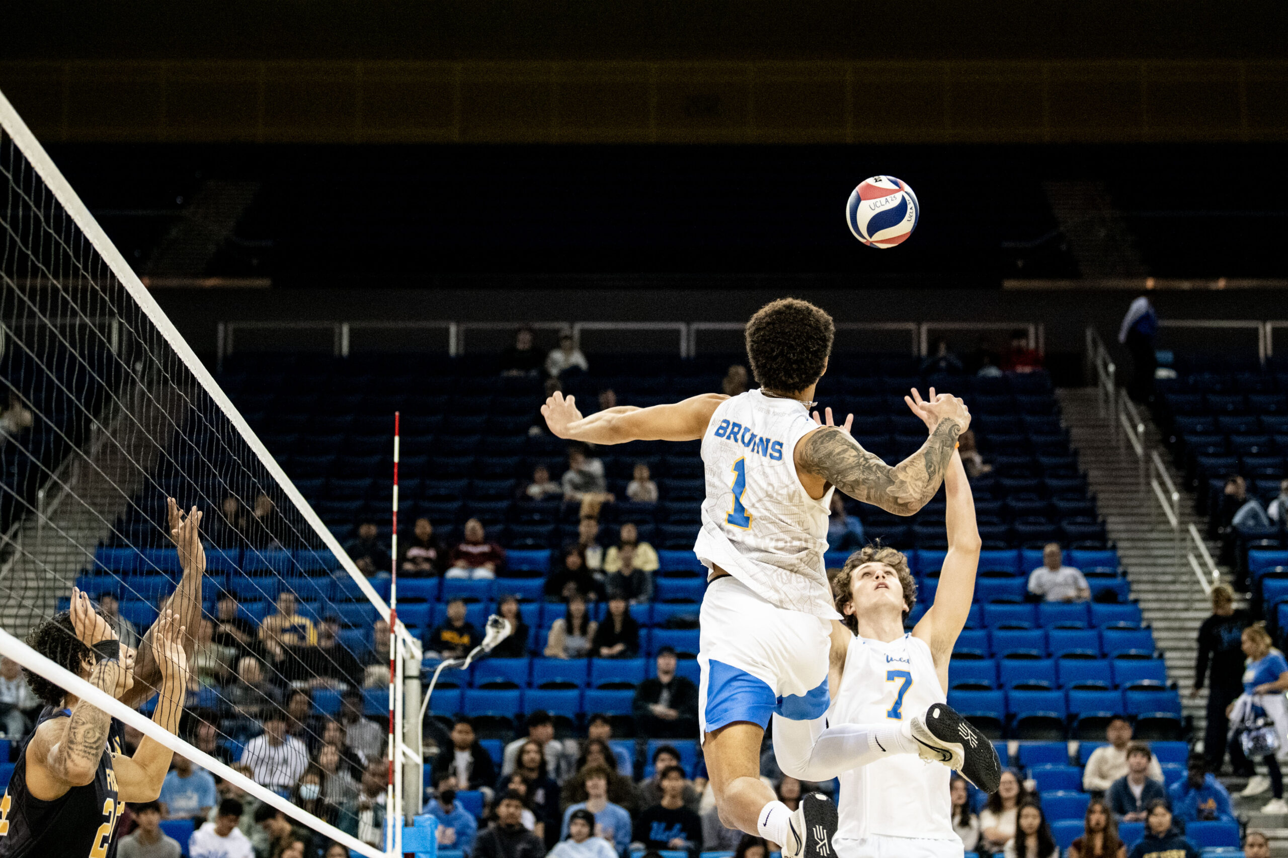 UCLA men’s volleyball sweeps Lewis University – BruinLife